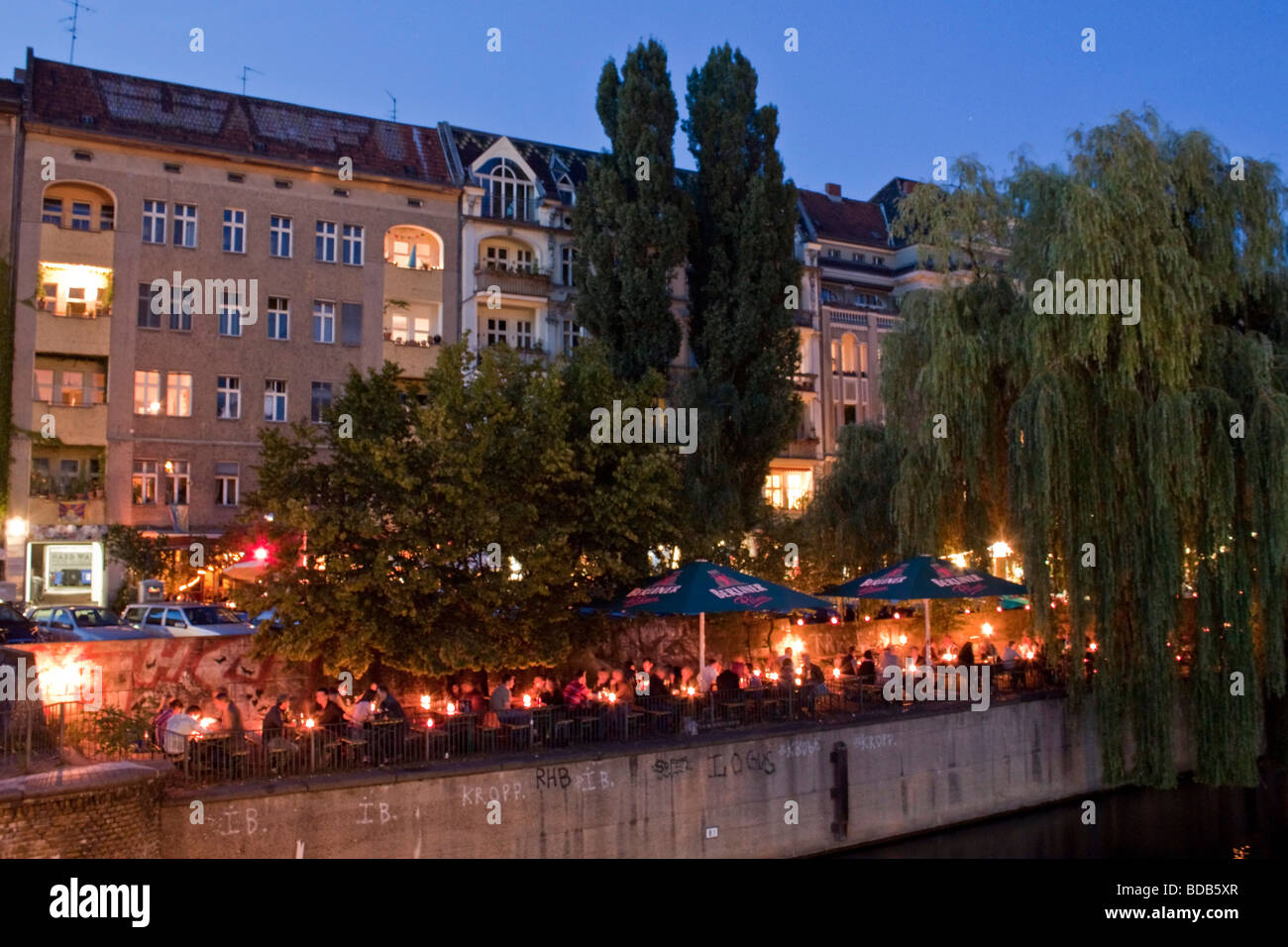 Cafe Uebersee bei Paul Lincke Ufer am Abend Landwehrkanal Kreuzberg ...