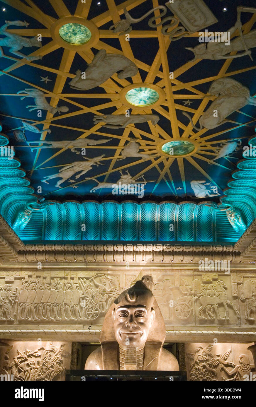 Das Kaufhaus Harrods Statue von Herrn Mohamed Al Fayed, Vorsitzender ...