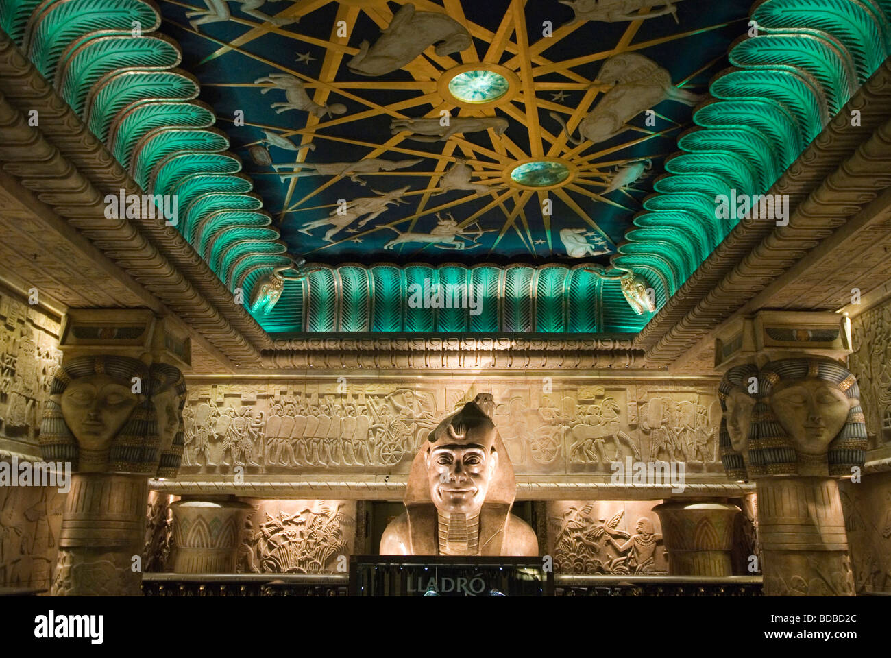Das Kaufhaus Harrods Statue von Herrn Mohamed Al Fayed, Vorsitzender ...