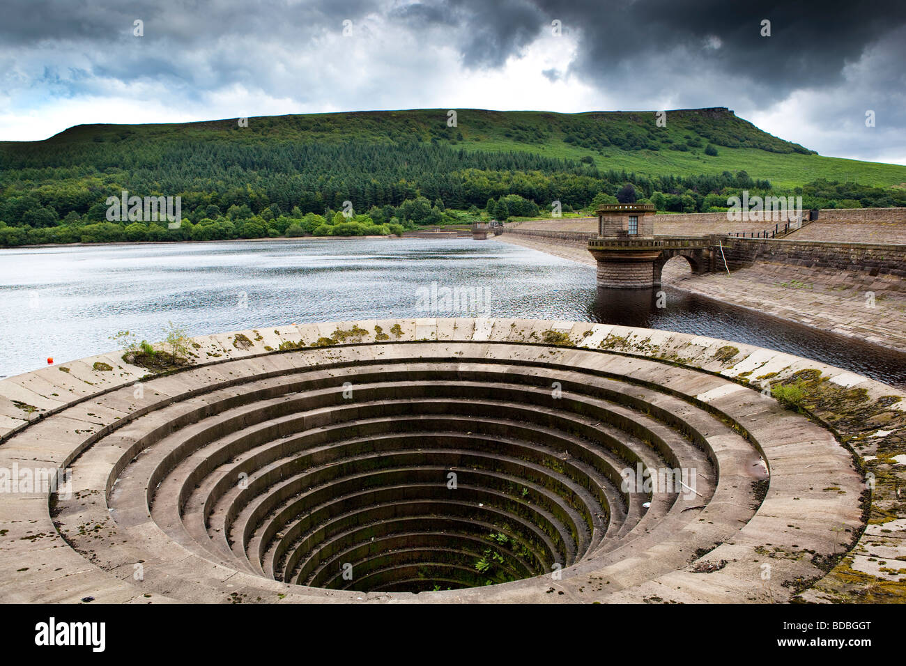 Ladybower Reservoir Overflow Stockfotos und -bilder Kaufen - Alamy