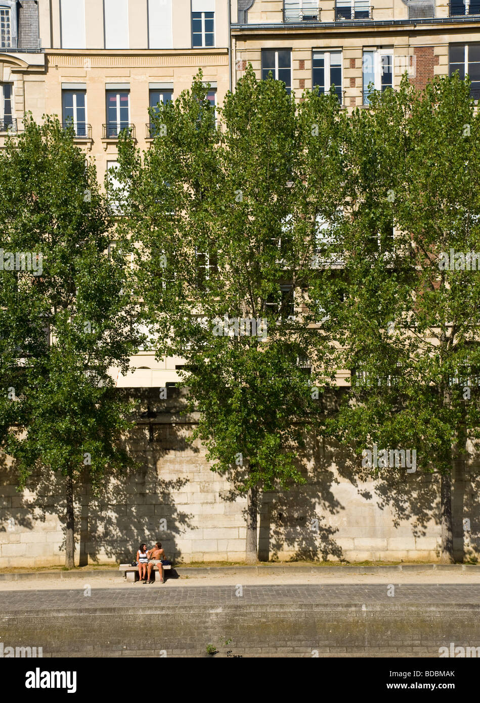 Leute, die auf einer bank an der wade sitzen -Fotos und -Bildmaterial in hoher Auflösung – Alamy