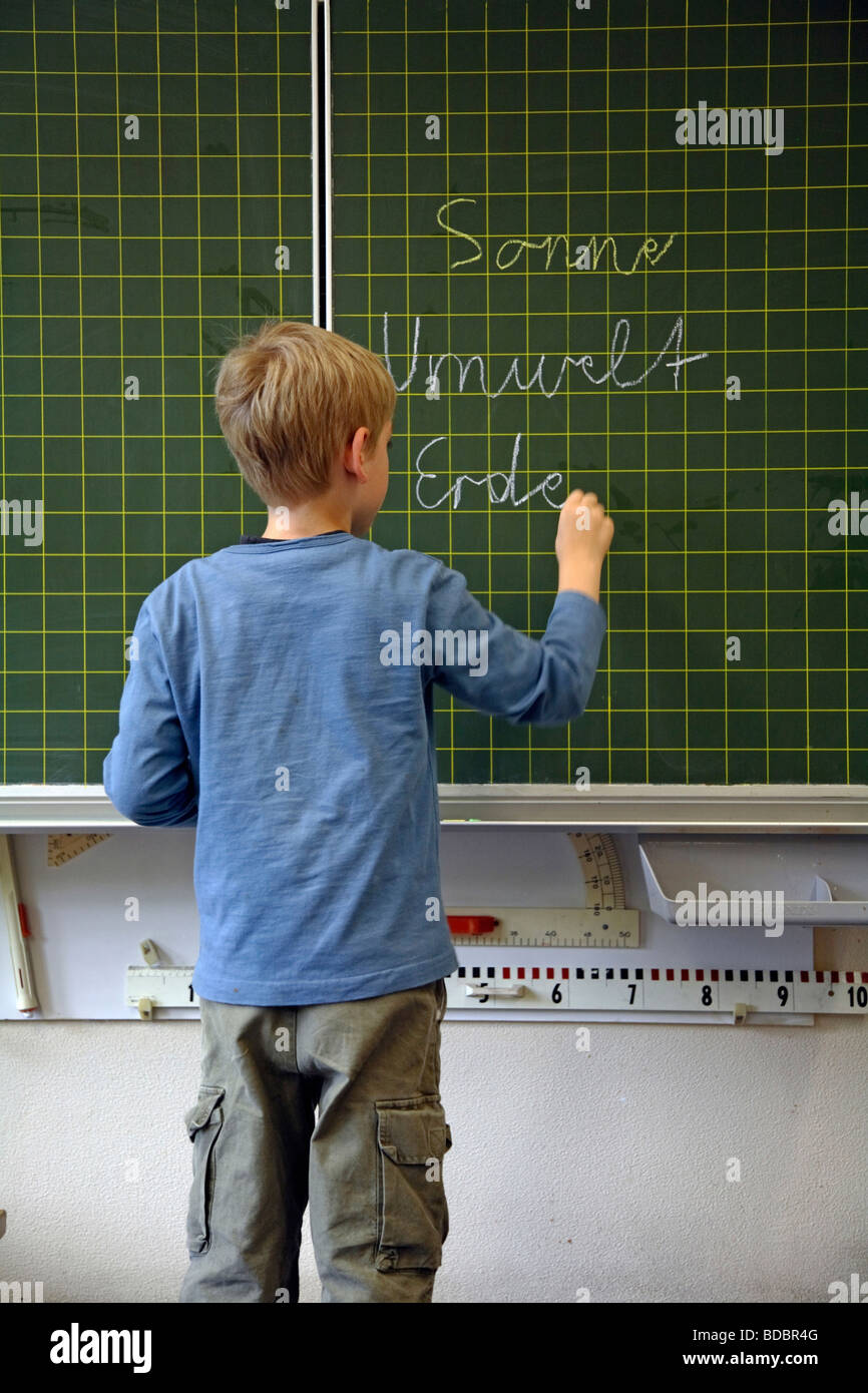 Kind an der Tafel Stockfotografie - Alamy