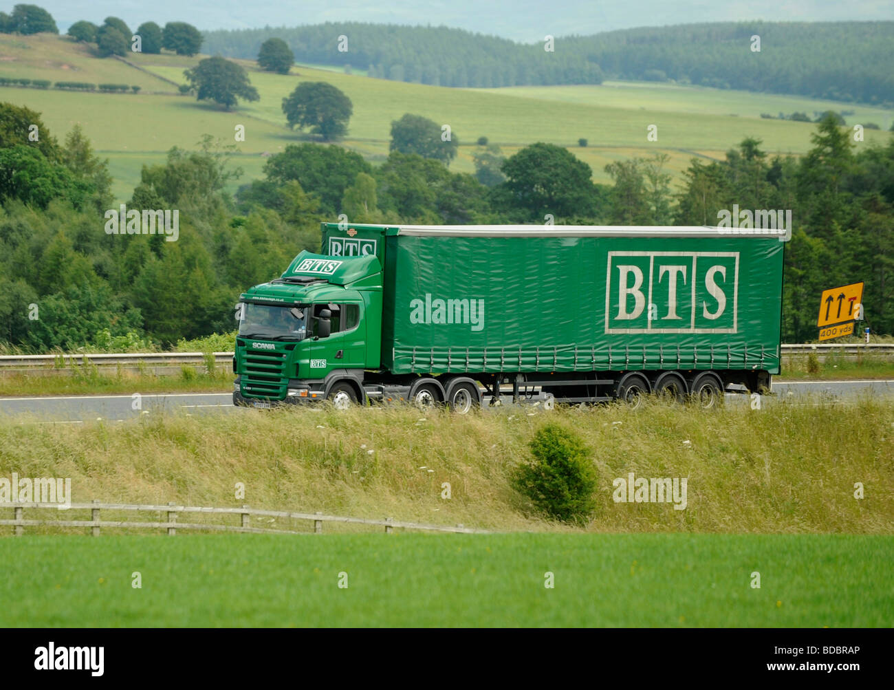 Scania LKW mit Anhänger Curtainsided BTS Manchester Stockfotografie - Alamy