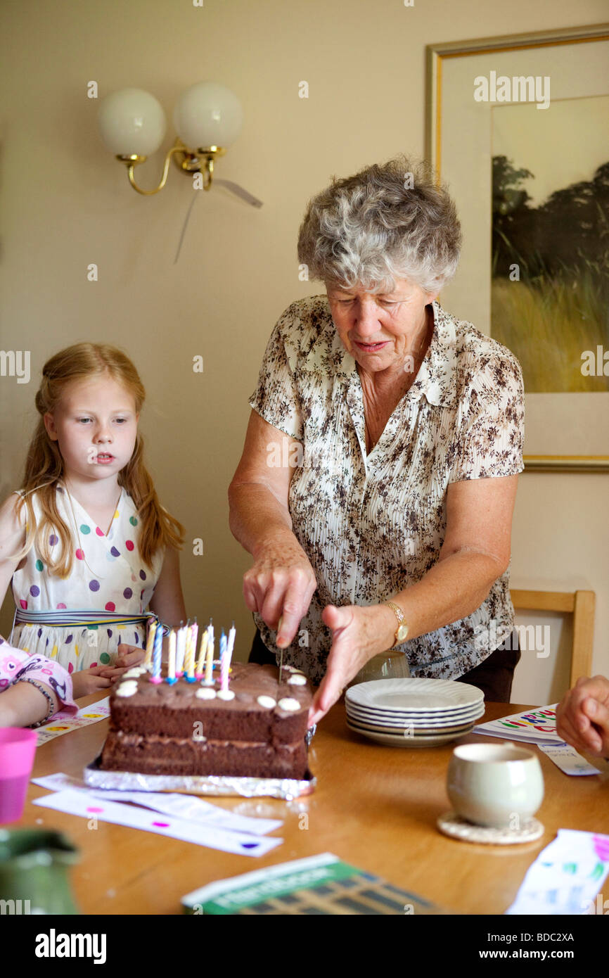 Oma feiert Geburtstag mit Enkeln Stockfotografie - Alamy