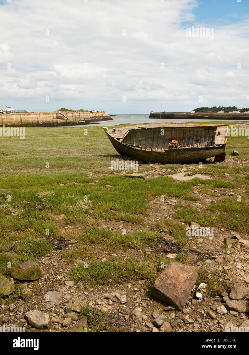 Verwittertes fischerboot am ufer -Fotos und -Bildmaterial in hoher ...