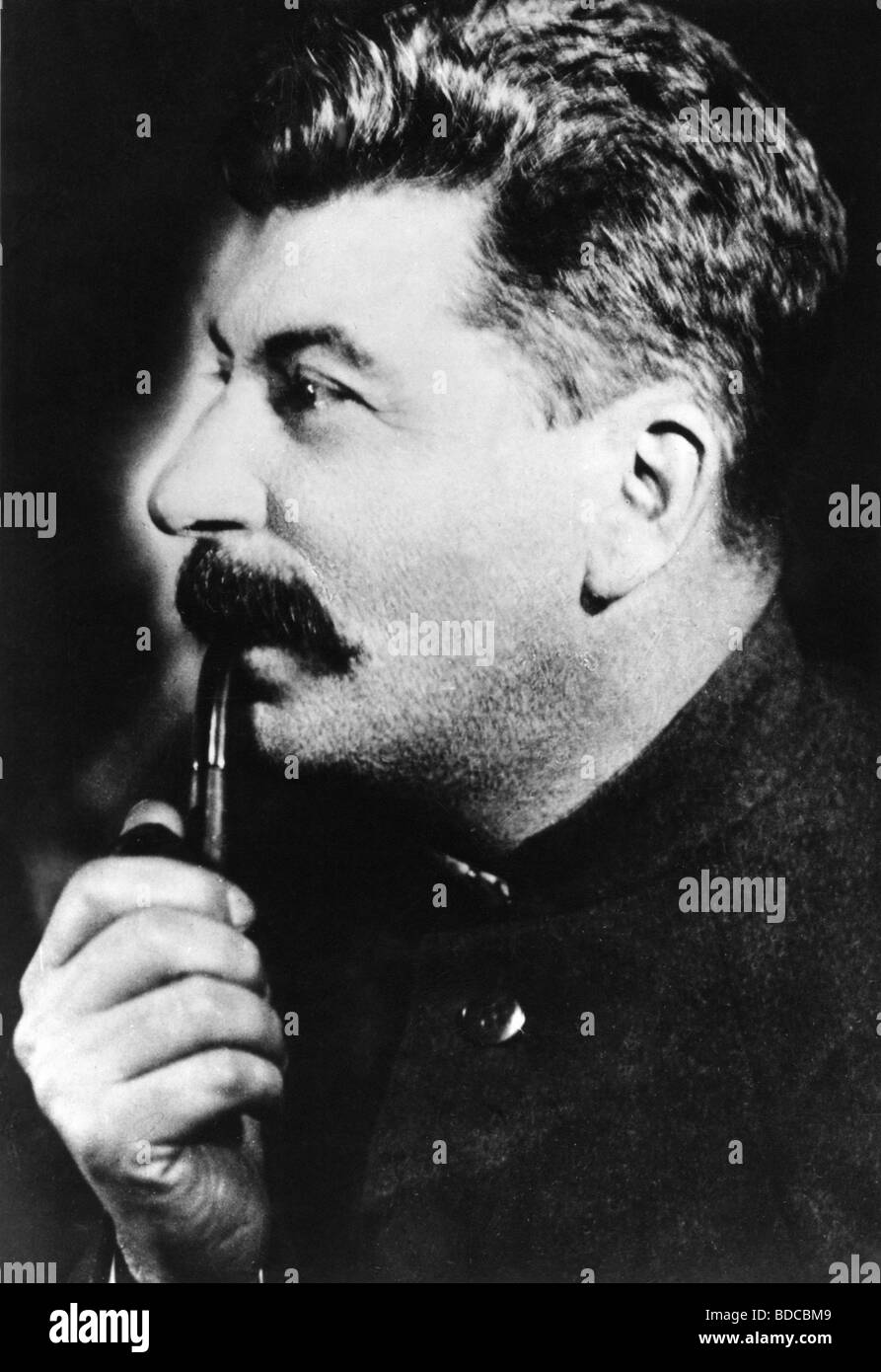 Stalin pfeife rauchen -Fotos und -Bildmaterial in hoher Auflösung – Alamy