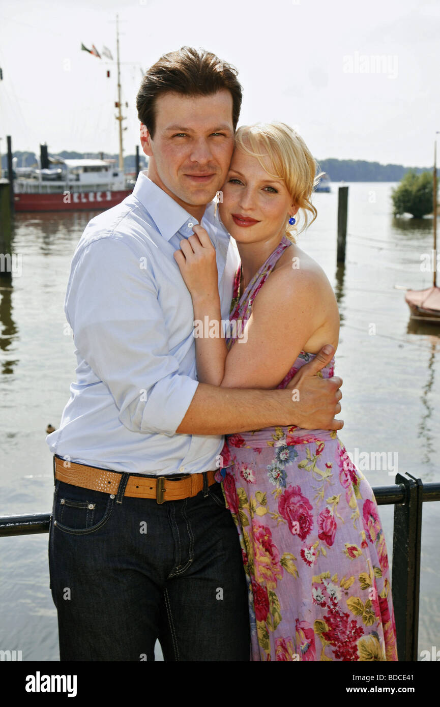 Boche, Anja, * 8.10.1981, deutsche Schauspielerin, halbe Länge, mit ...