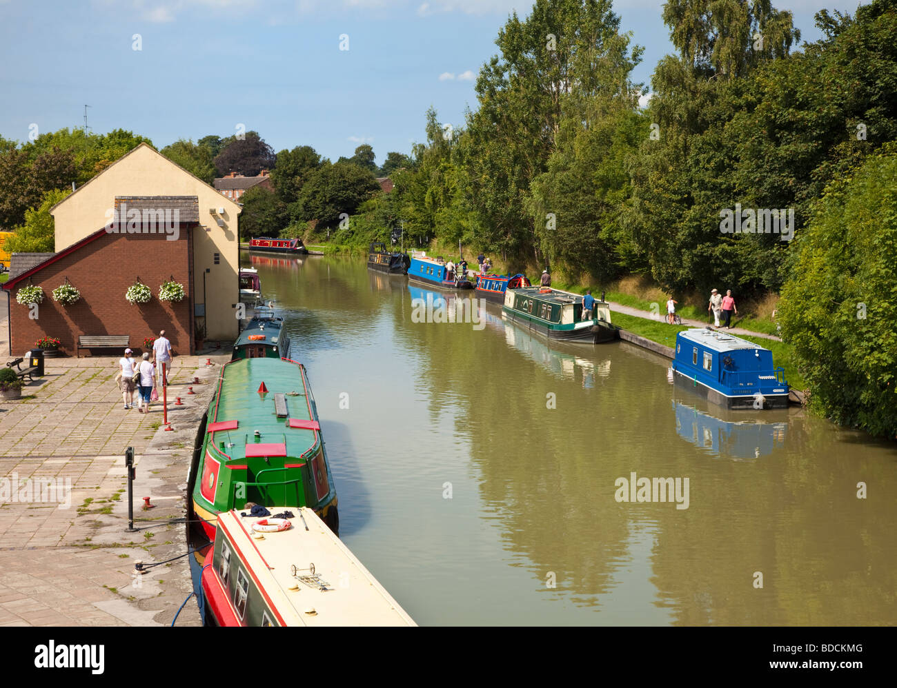 Narrowboats auf der Kennet und Avon Kanal bei Devizes Wharf, Wiltshire, England, UK ...