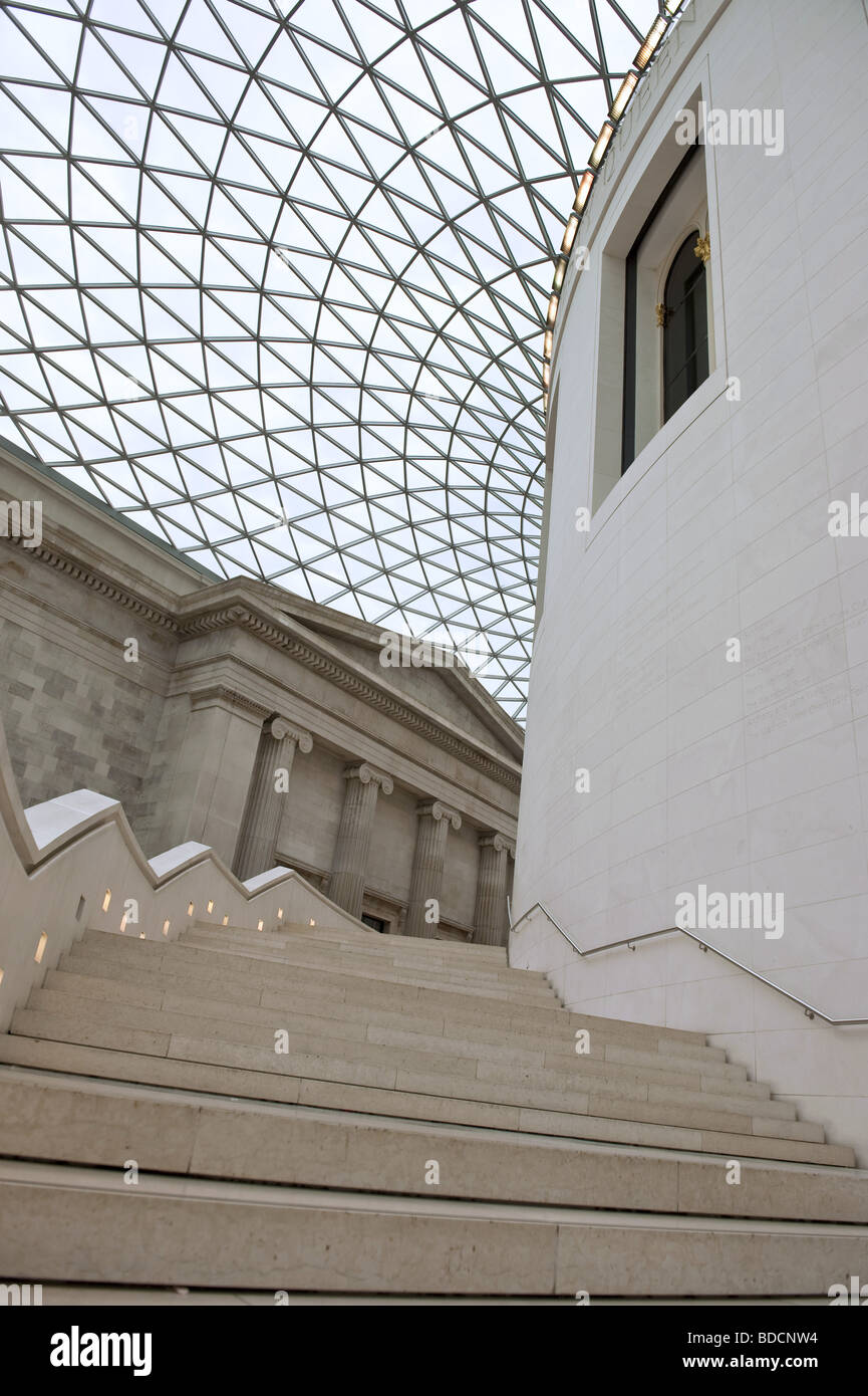 Innen Glas überdachte zentrales Atrium und geschwungene Steintreppe in ...