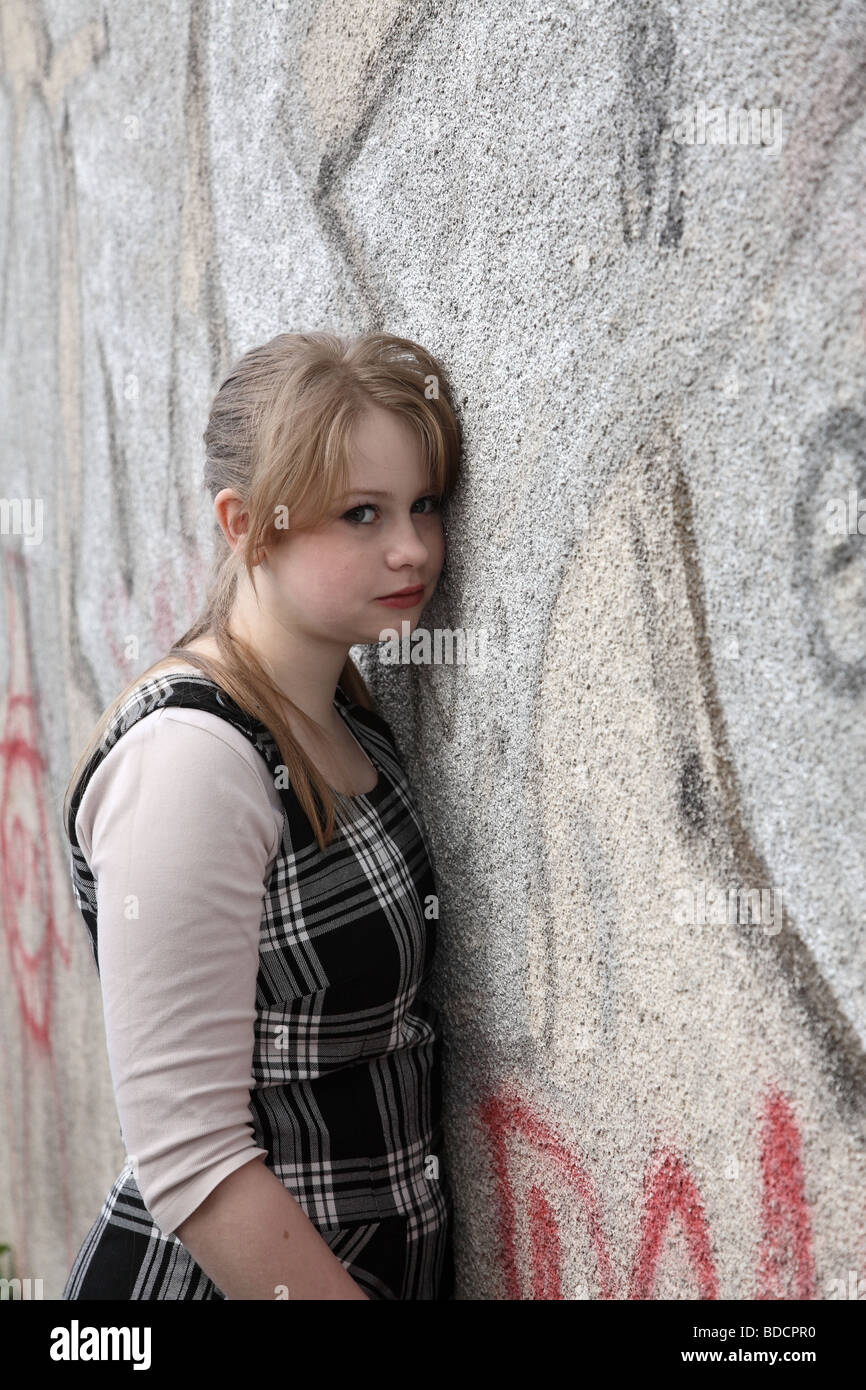 Cute blonde Teenager-Mädchen von siebzehn Jahren. Sozialausgabe ...