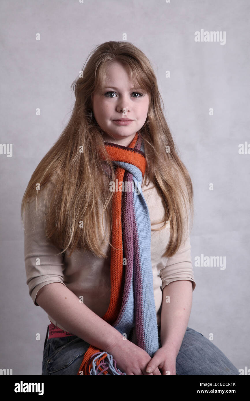 Cute Blonde Teenager Mädchen Von Siebzehn Jahren Sozialausgabe