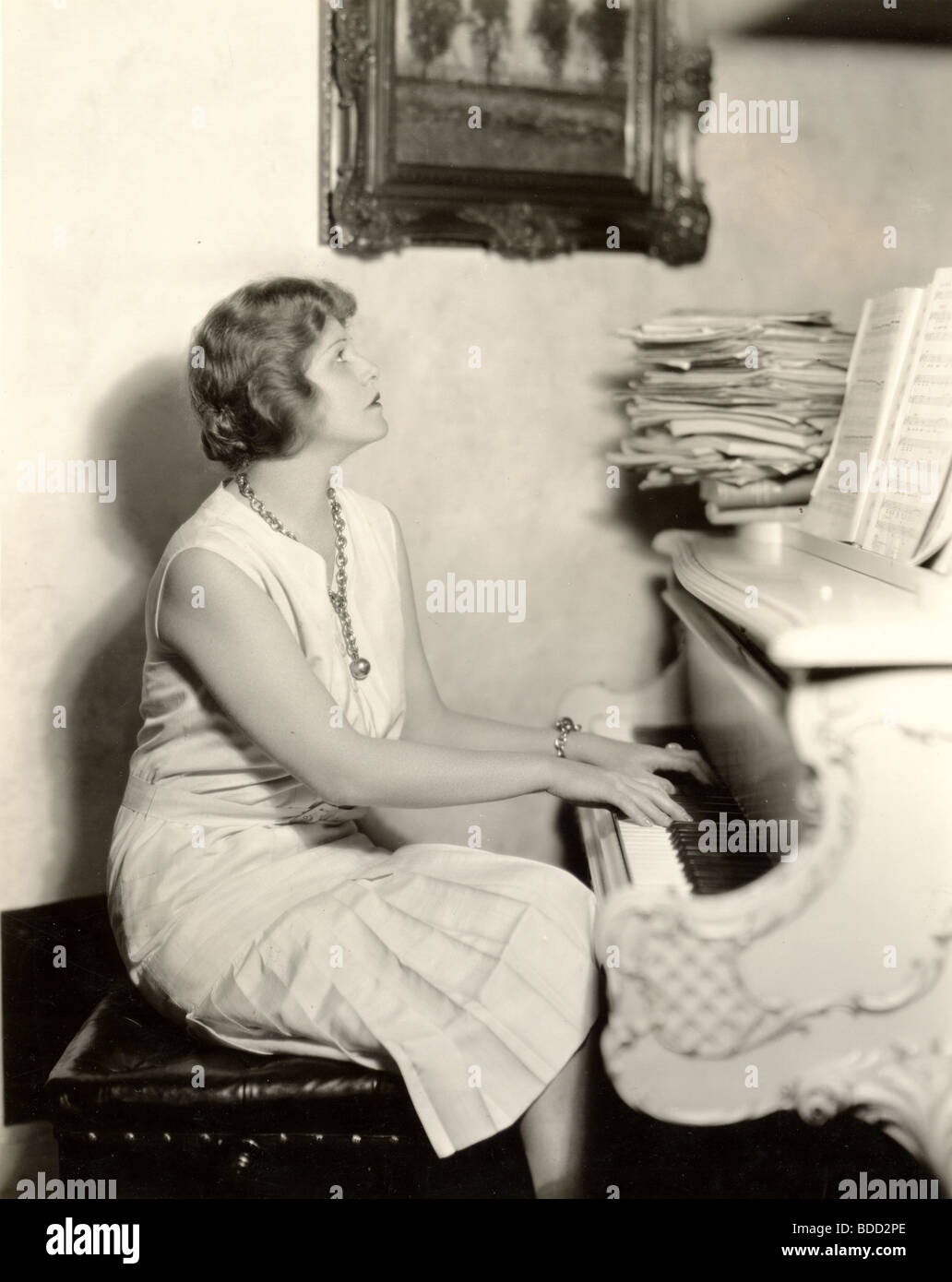 Oper Sängerin Mary Lewis am Klavier Stockfotografie - Alamy