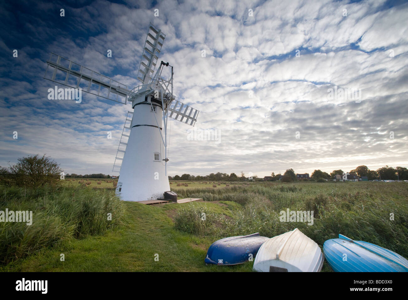 Thurne Mill, Fluß Thurne, Norfolk Broads, England, Vereinigtes ...