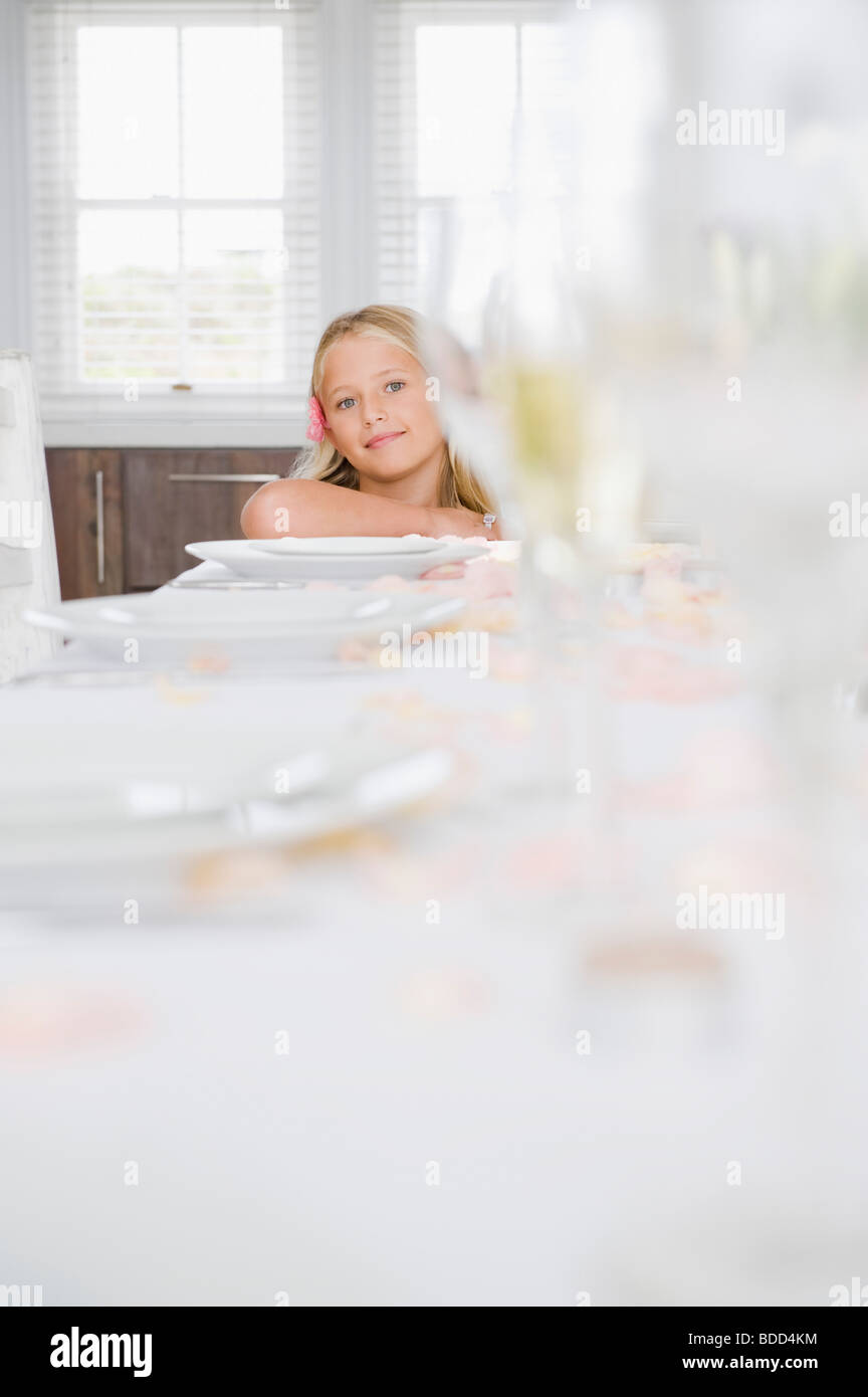 Porträt eines Mädchens an einem Esstisch sitzen Stockfotografie - Alamy Porträt eines Mädchens an einem Esstisch sitzen Stockfotografie - Alamy