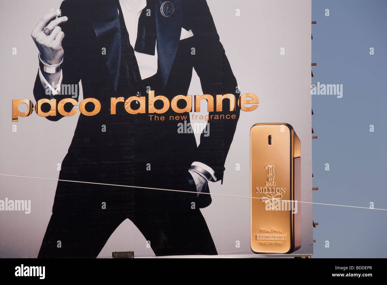 Perfume billboard -Fotos und -Bildmaterial in hoher Auflösung – Alamy