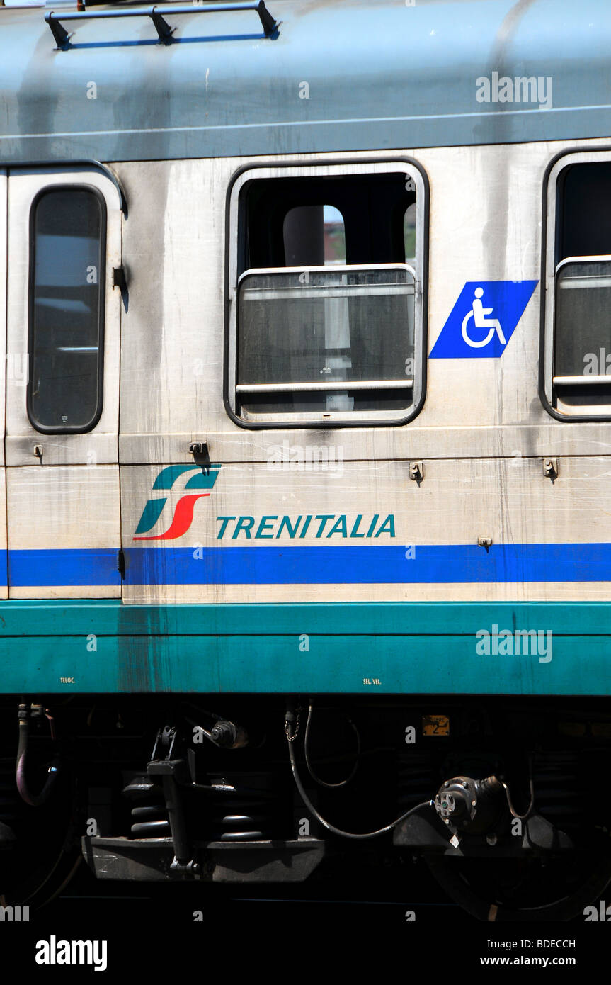 Italienische Eisenbahn Zug - "Trenitalia" - am Bahnhof von Modena ...