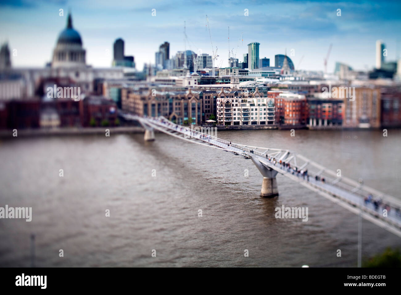 Brücke über die themse -Fotos und -Bildmaterial in hoher Auflösung – Alamy