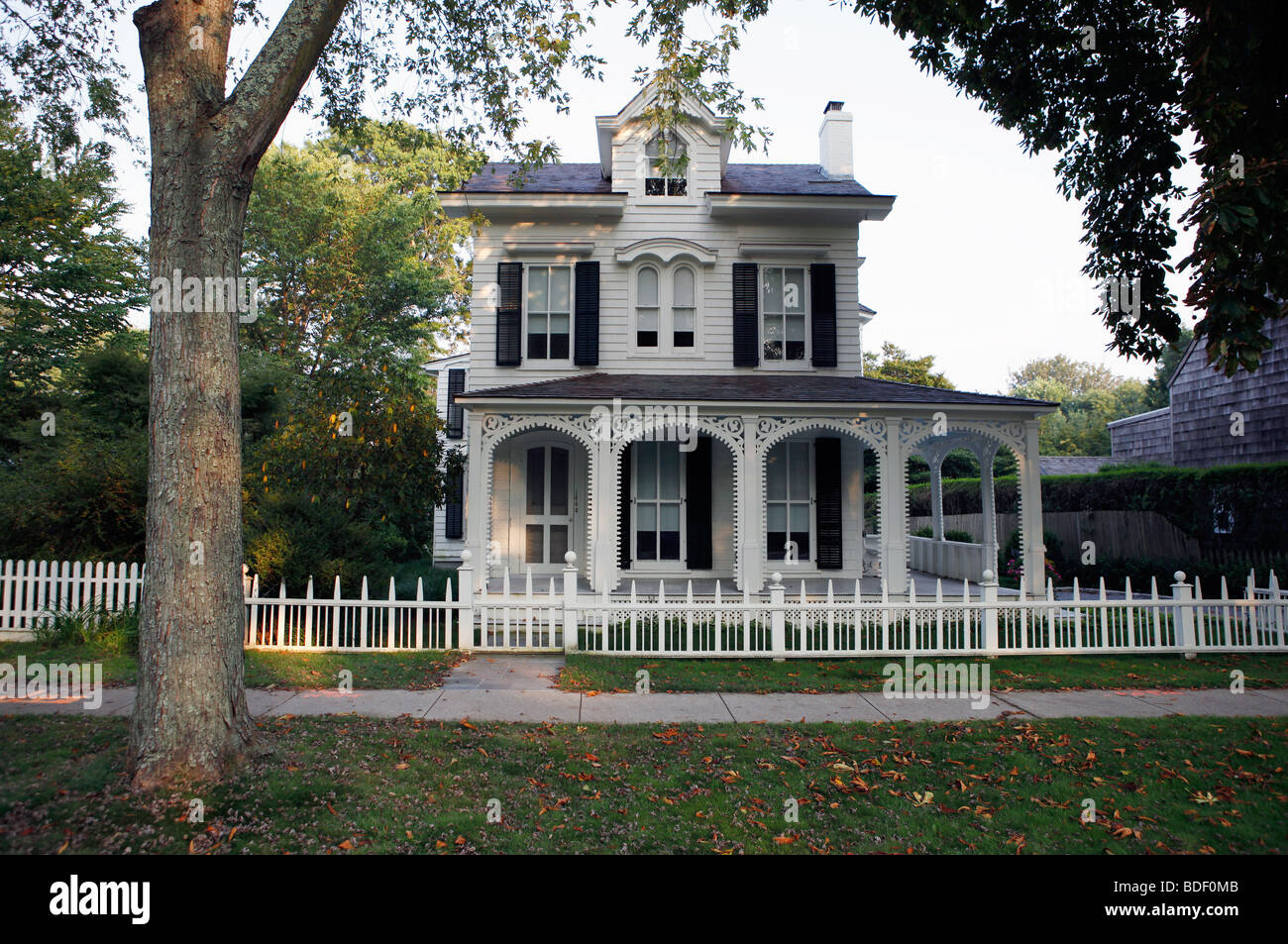 Haus mit Veranda, Main Street, East Hampton, New York Stockfotografie ...