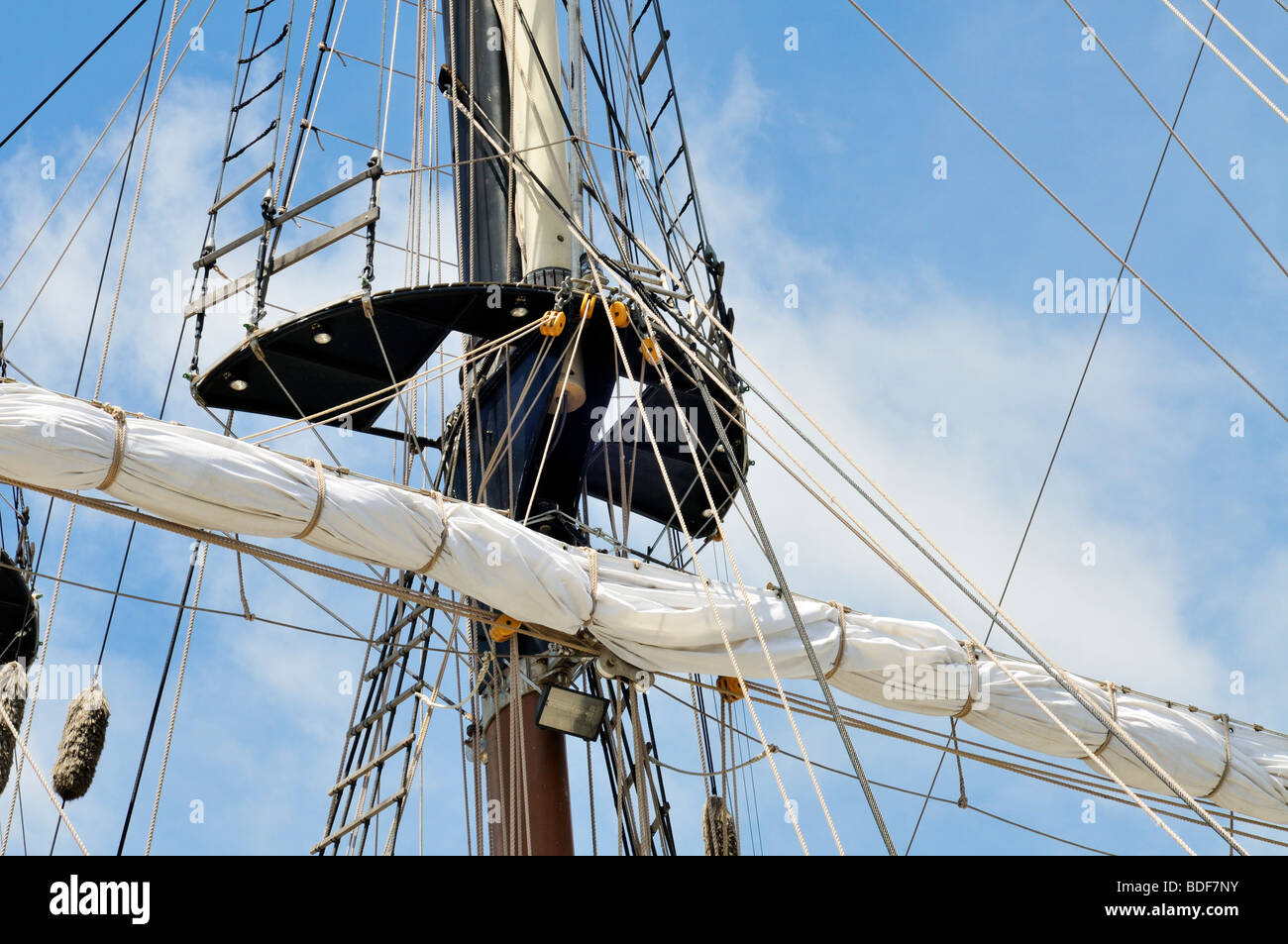 Segeln Schiff Mast Detail mit Segel furled am Masttopp, Wanten, Linien ...