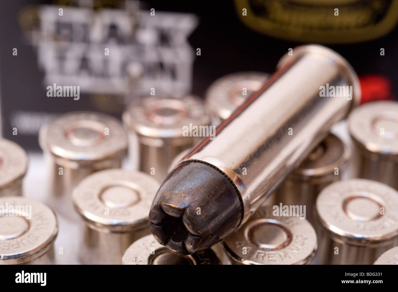 Studioaufnahme der.44 Magnum Black Talon Linie der Munition, die in den ...