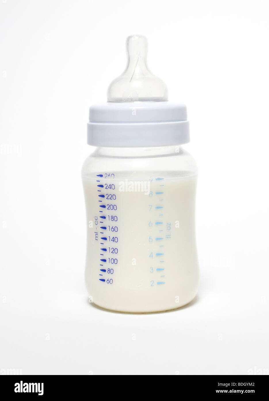 Baby Milchflasche vor einem weißen Hintergrund Stockfotografie - Alamy