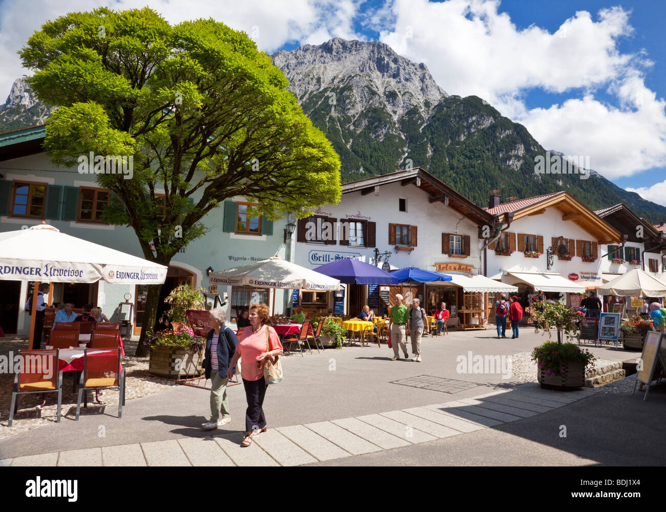 Einkaufsstraße im Zentrum der Stadt von Mittenwald mit Karwendelgebirge ...