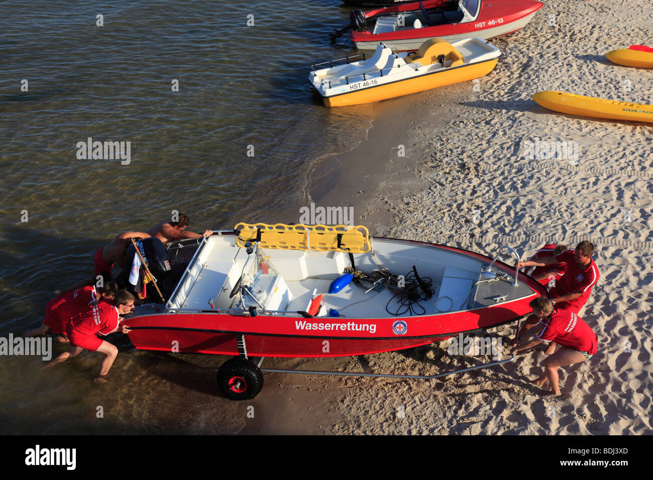 Baywatch Menschen starten Rettung auf Boot an Boot Trolley, Insel ...