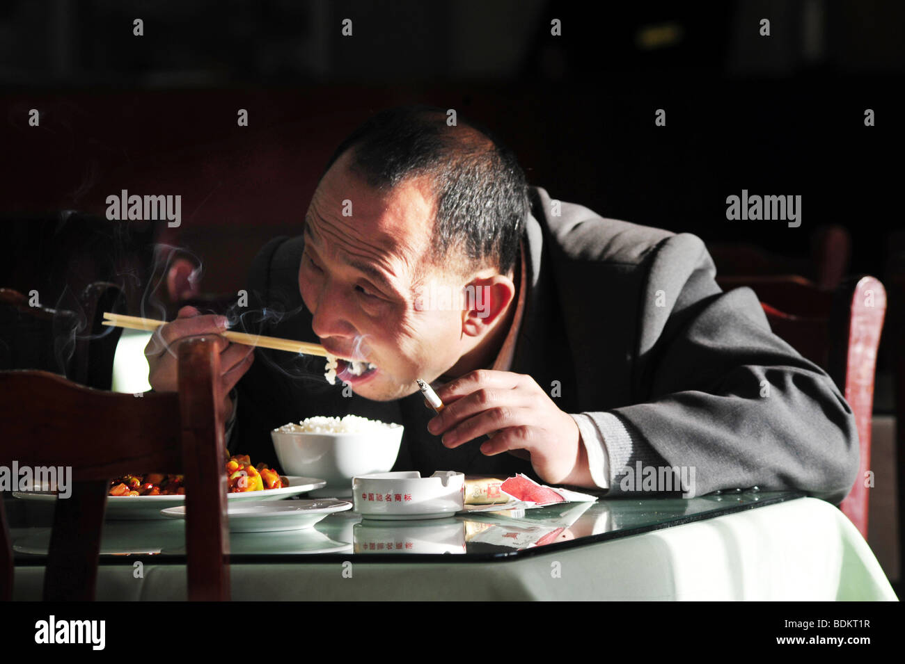 Old Chinese Man Smoking Cigarette Stockfotos und -bilder Kaufen - Alamy