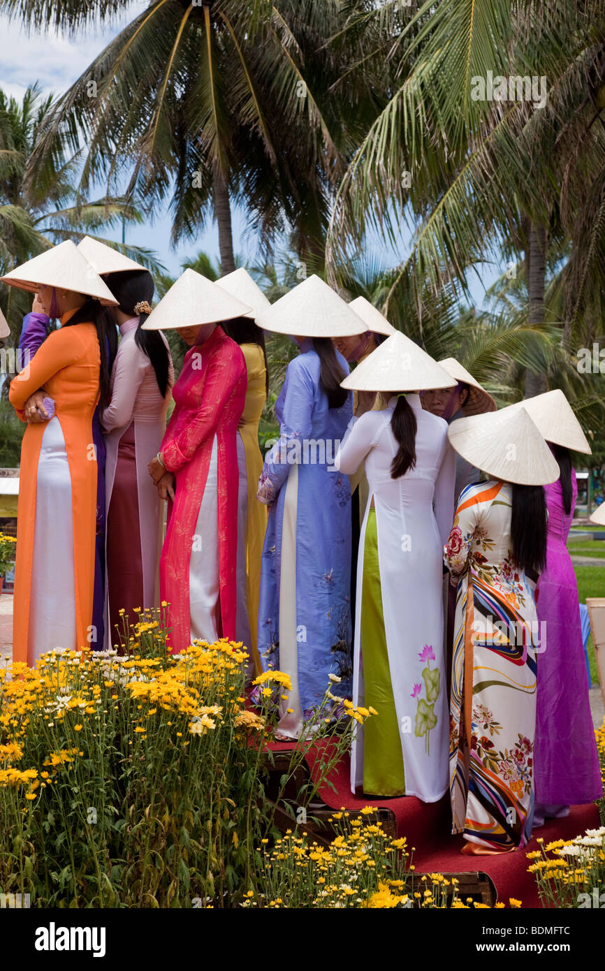 Vietnam parade frau -Fotos und -Bildmaterial in hoher Auflösung – Alamy