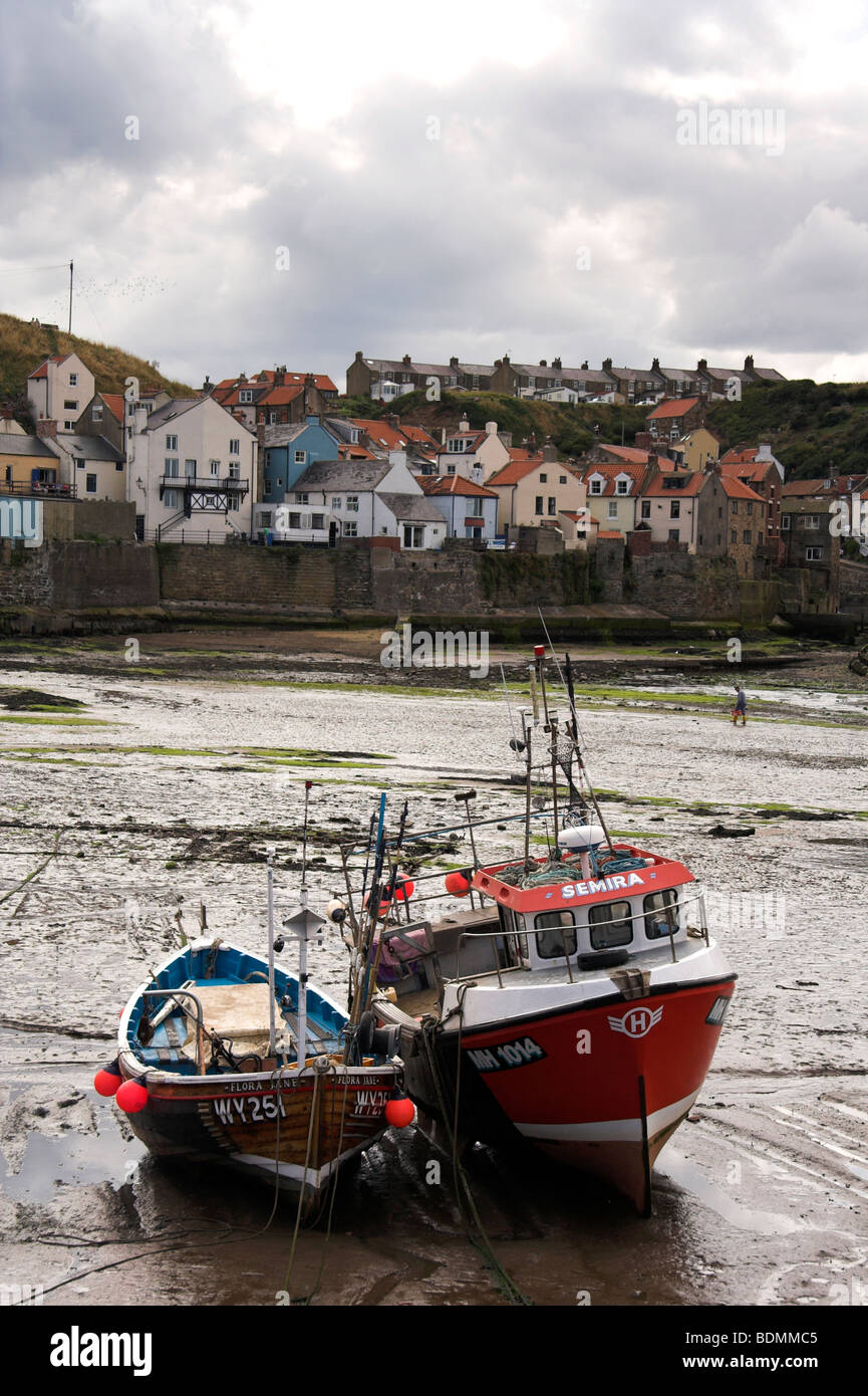 Boote auf dem Wattenmeer in die Fischerei Dorf von Staithes, North ...
