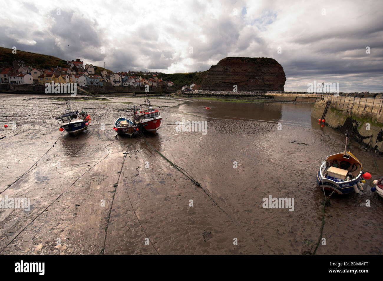 Boote auf dem Wattenmeer in die Fischerei Dorf von Staithes, North ...