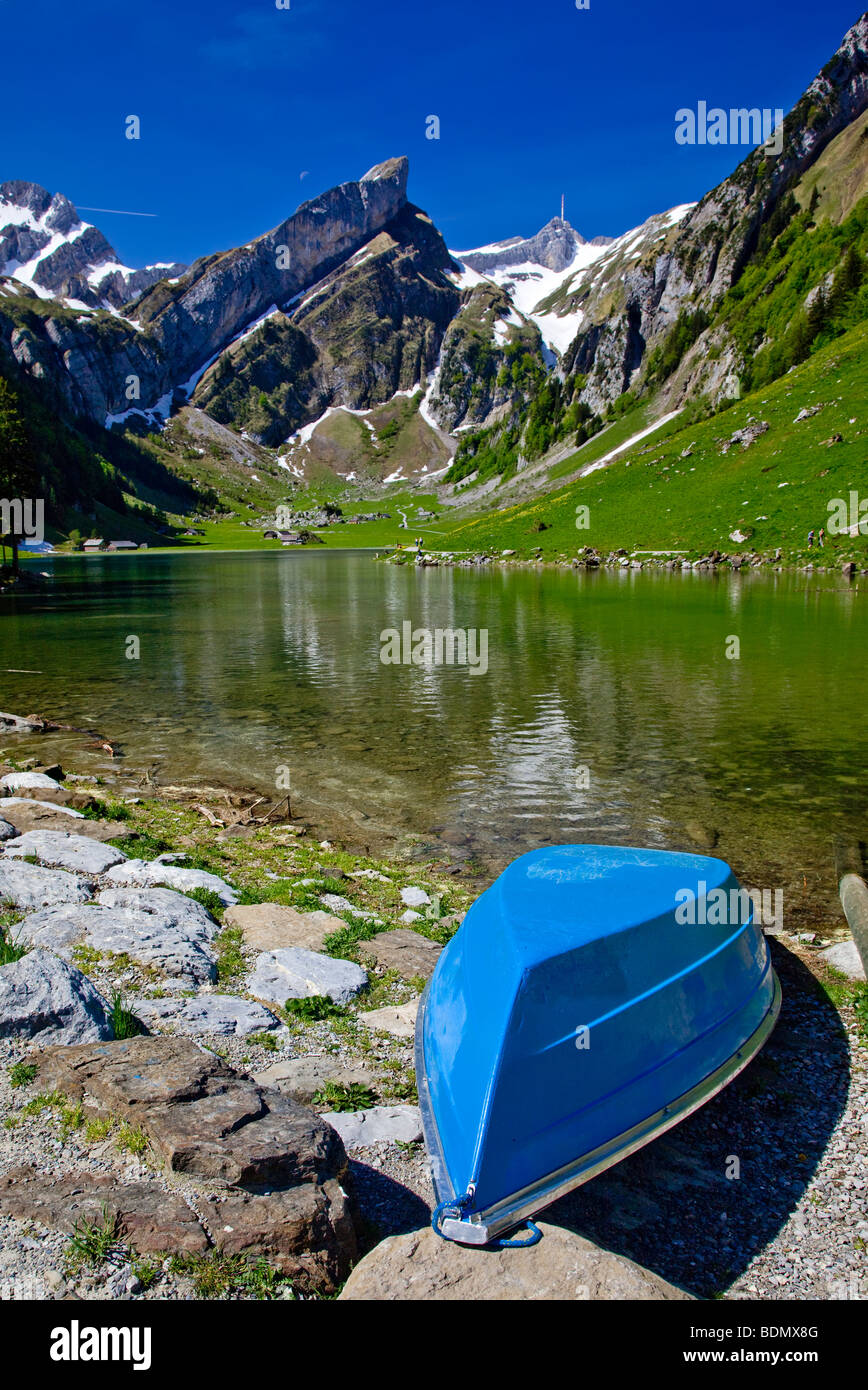 Blaue Barke am Rande der Seealpsee Alpensee, Appenzell Schweiz ...