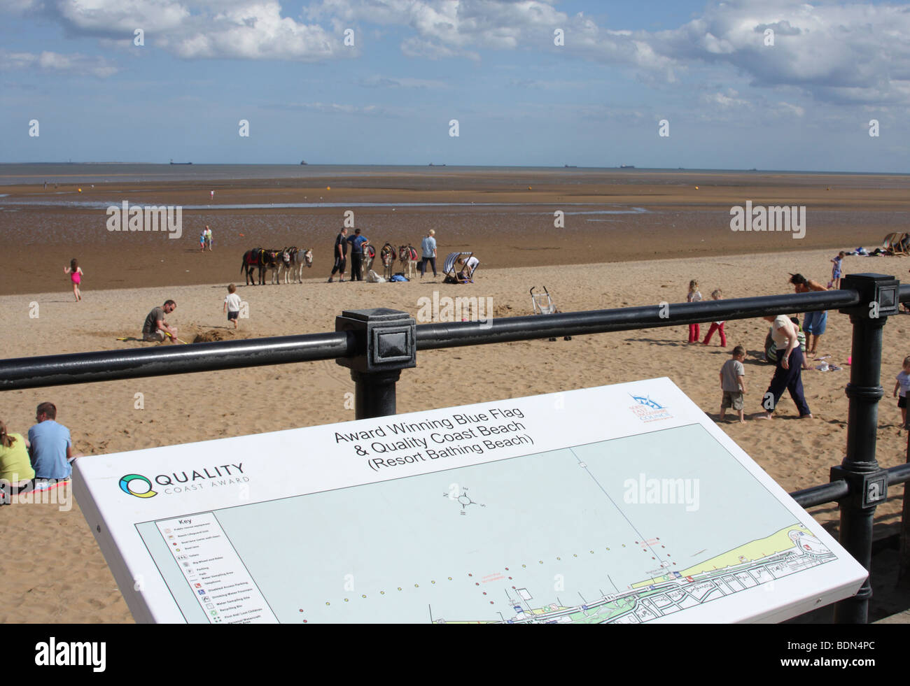 Blaue flagge strand zeichen -Fotos und -Bildmaterial in hoher Auflösung – Alamy