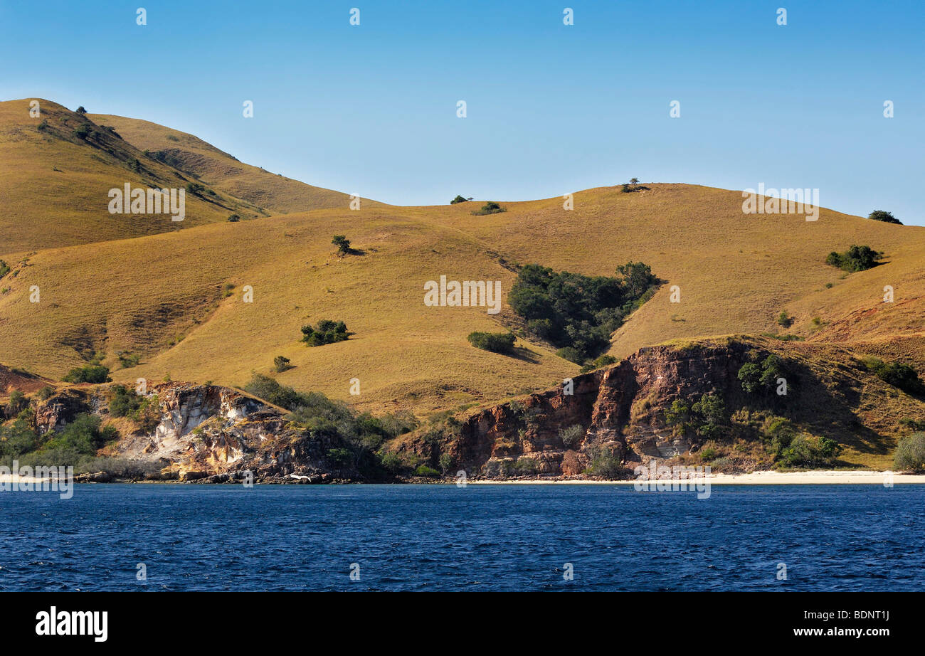 Eines der vielen Komodo Inseln, Nationalpark Komodo, Indonesien ...