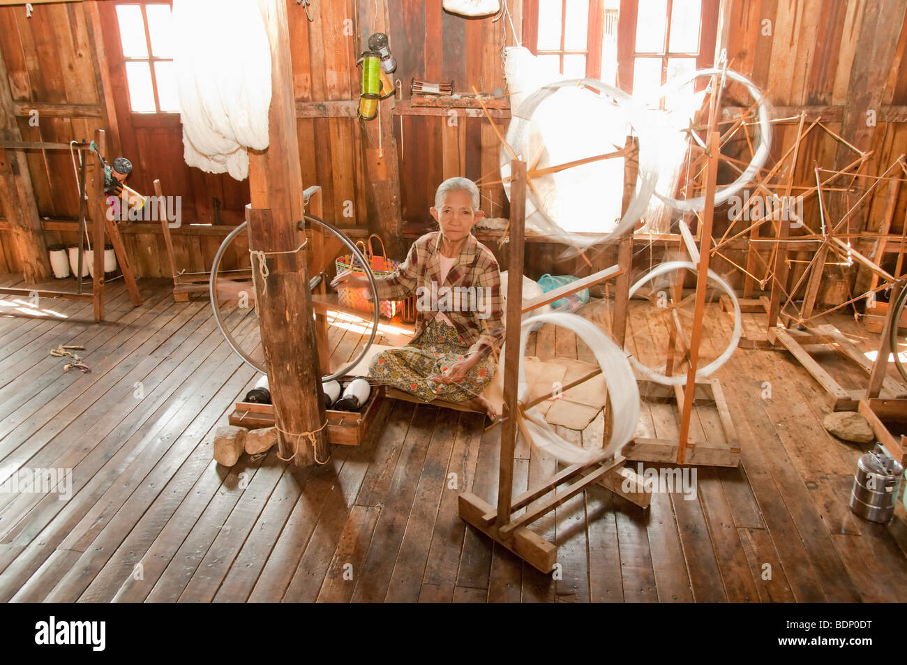 Frauen, die seide weben -Fotos und -Bildmaterial in hoher Auflösung – Alamy