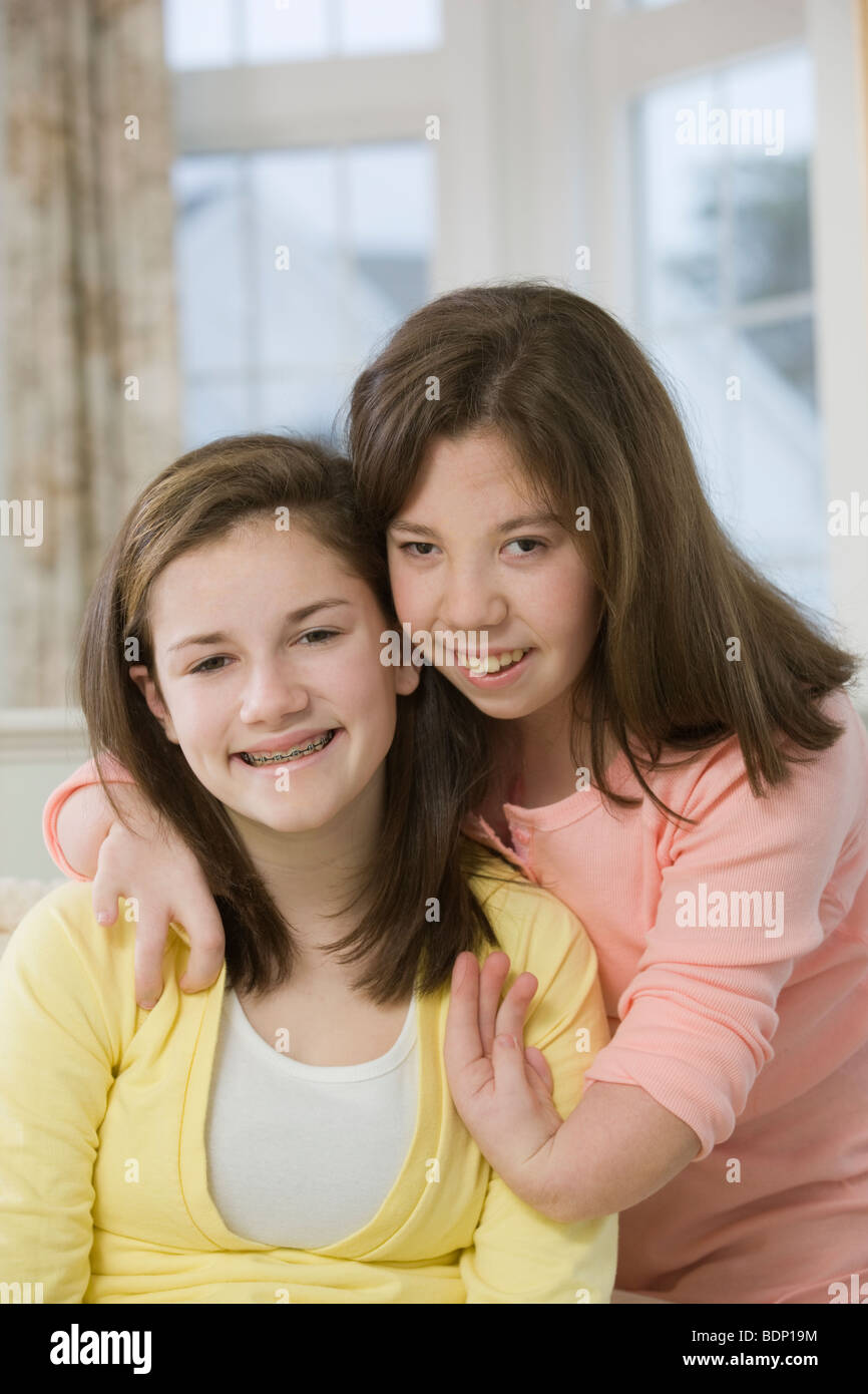 Zwei Mädchen im Teenageralter gemeinsam Lächeln Stockfotografie - Alamy