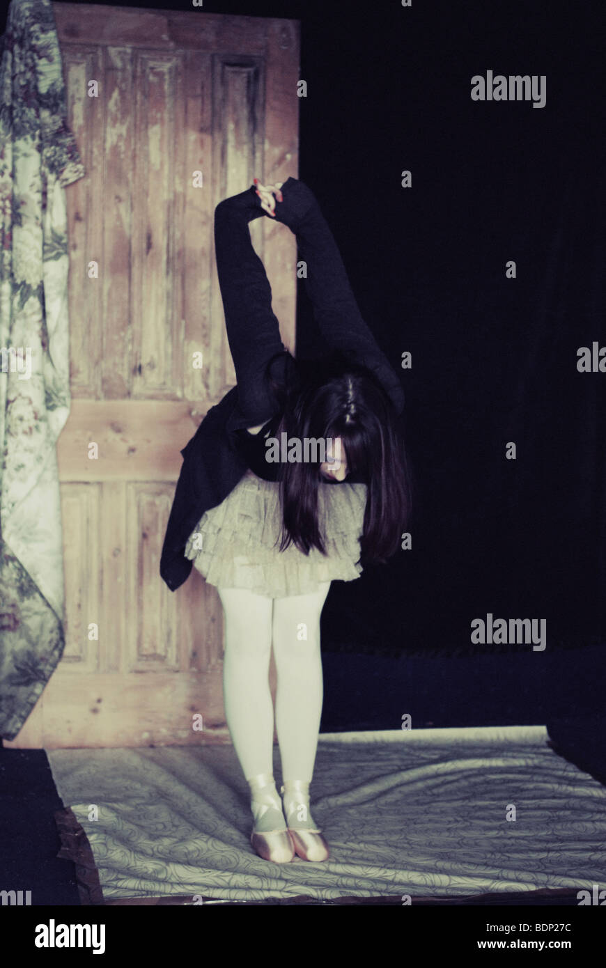 Frau trägt einen kurzen rock -Fotos und -Bildmaterial in hoher Auflösung – Alamy