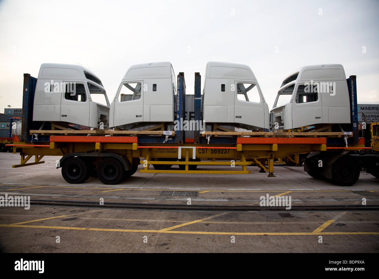 LKW-Fahrerhäuser auf lange Fahrzeugteile LKW Kai Stockfotografie - Alamy
