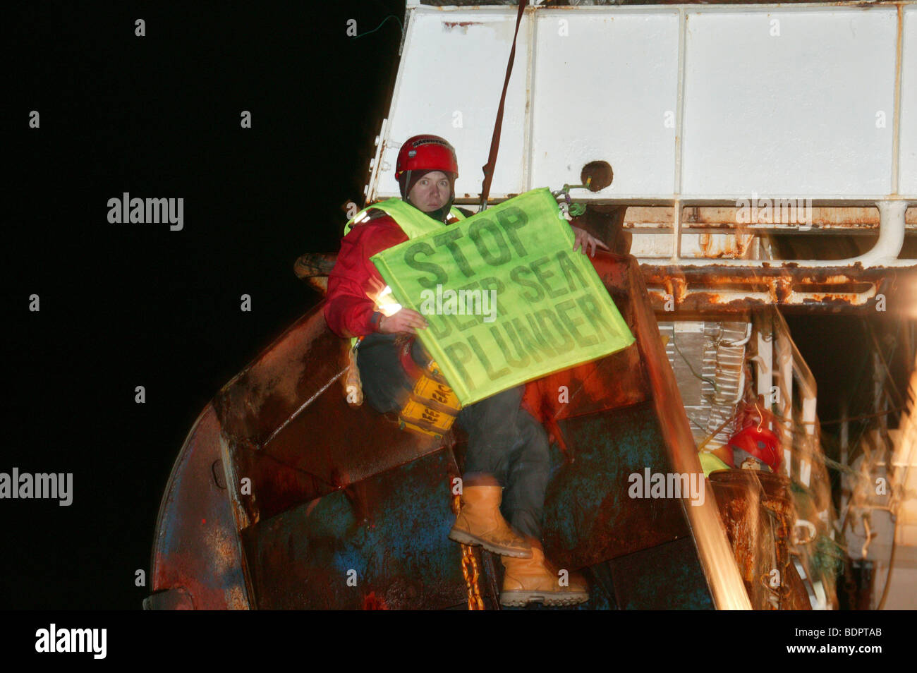 Greenpeace-Protest gegen Überfischung in den Nordatlantik mit Aktivist ...