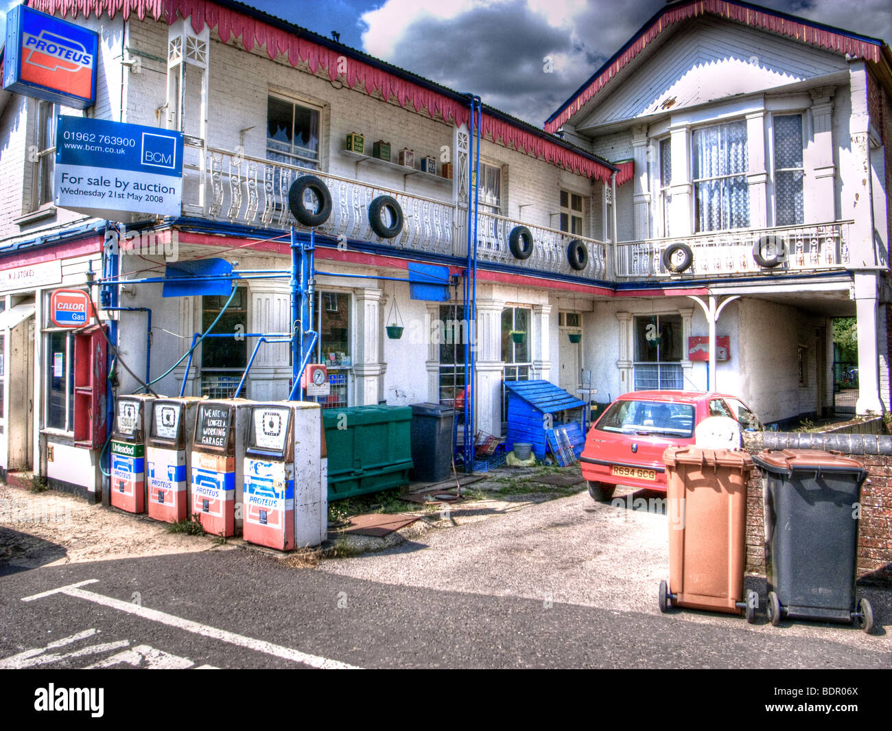 Eine alte Werkstatt mit einem kleinen Auto in das Laufwerk ...