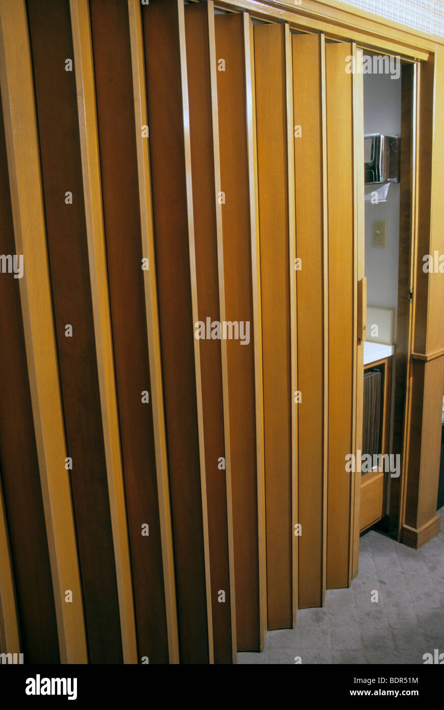 Falttür holz -Fotos und -Bildmaterial in hoher Auflösung – Alamy