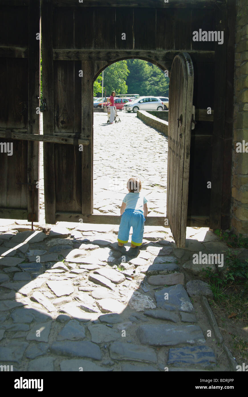 Durch die tür gehen -Fotos und -Bildmaterial in hoher Auflösung – Alamy