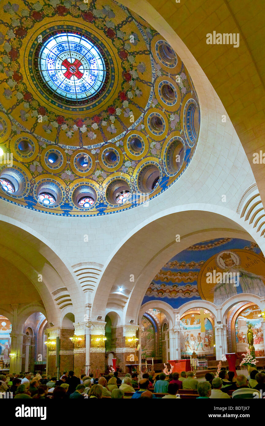 Interior basilica lourdes -Fotos und -Bildmaterial in hoher Auflösung – Alamy