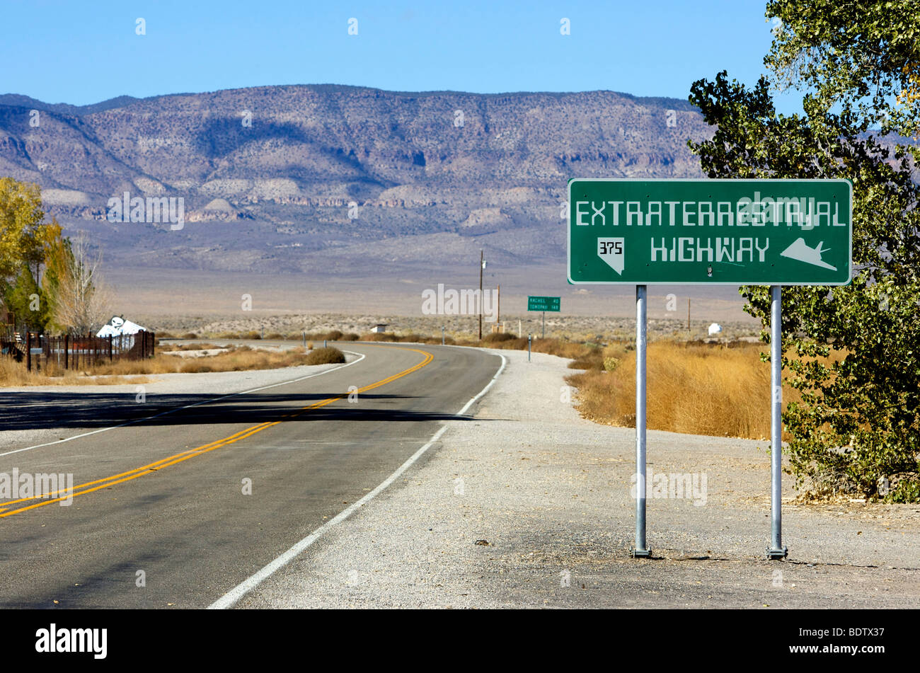 Extraterrestrial highway -Fotos und -Bildmaterial in hoher Auflösung ...