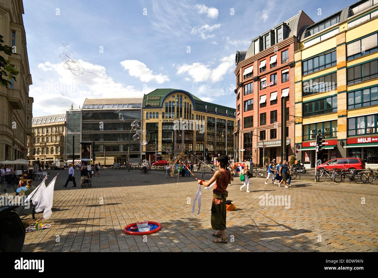 Hackeschen markt square -Fotos und -Bildmaterial in hoher Auflösung – Alamy