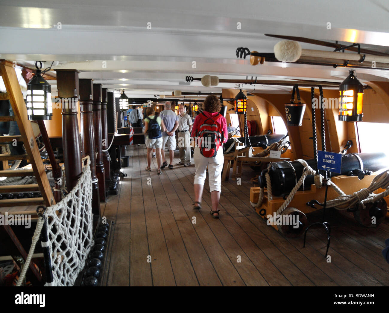 Besucher auf der Mitte Gun Deck der HMS Victory in Portsmouth Historic ...