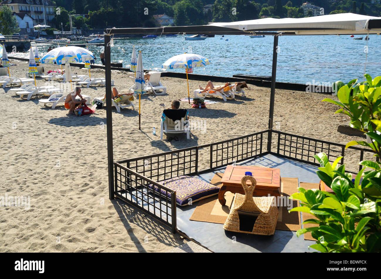 Strand am Lido von Stresa am Lago Maggiore in Norditalien ...