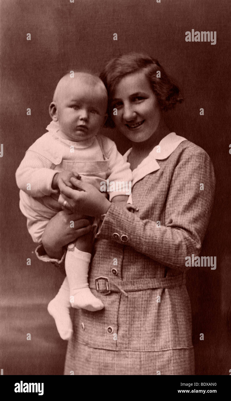 Mutter mit Kind, historisches Foto, ca. 1931 Stockfotografie - Alamy