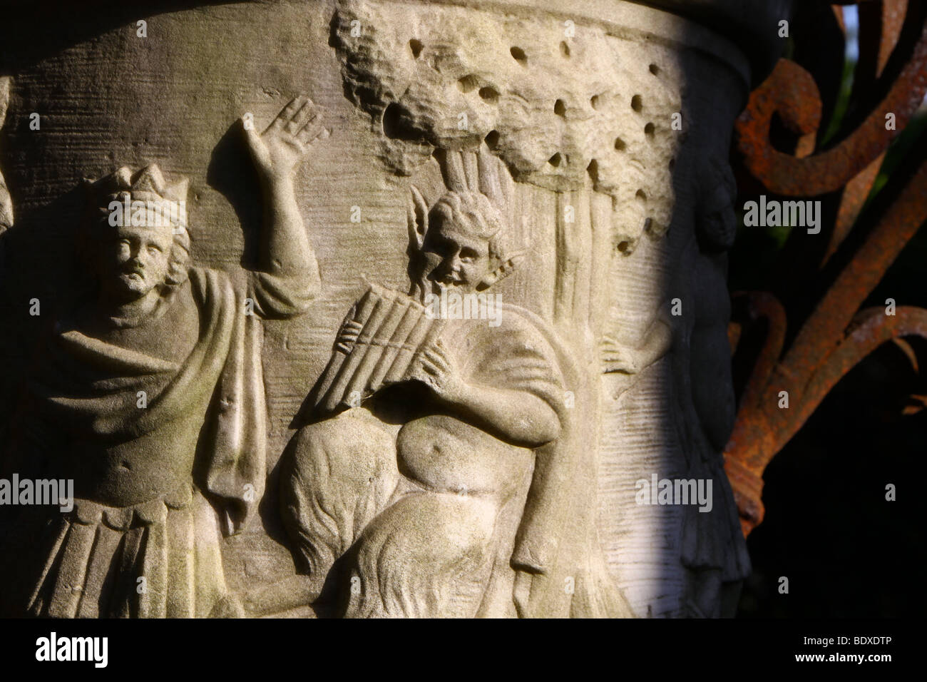 Bas-Relief auf antike römische Vase, Quirinale Gärten, Rom, Italien ...