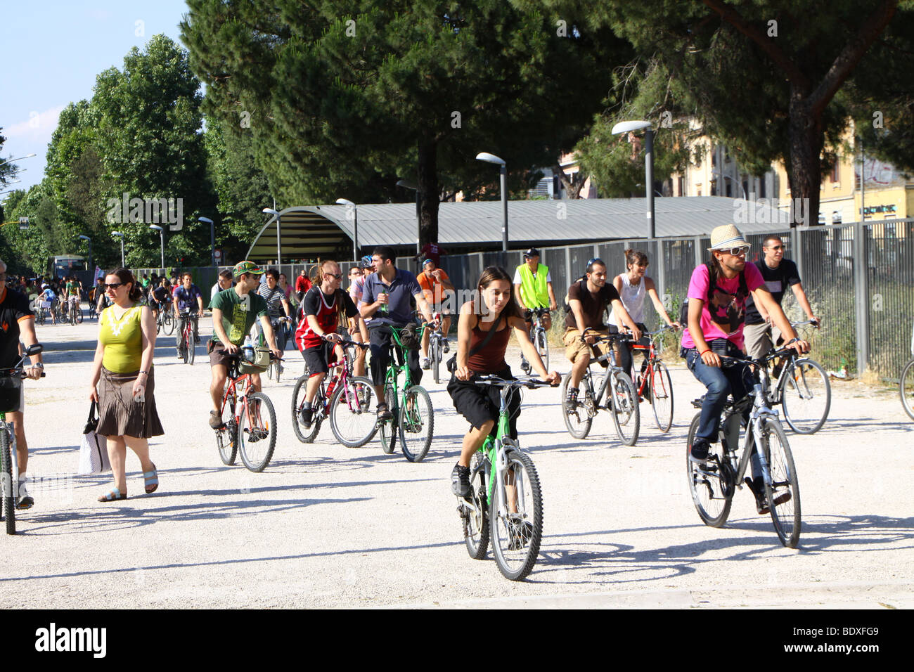 Leute feiern in rom -Fotos und -Bildmaterial in hoher Auflösung – Alamy